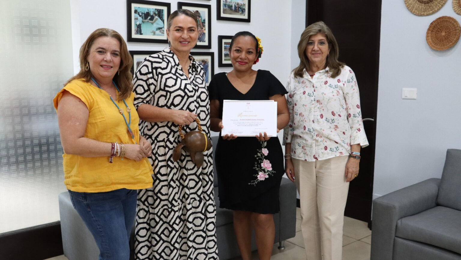Entrega Guadalupe Castro reconocimiento a artesana por preservar ...